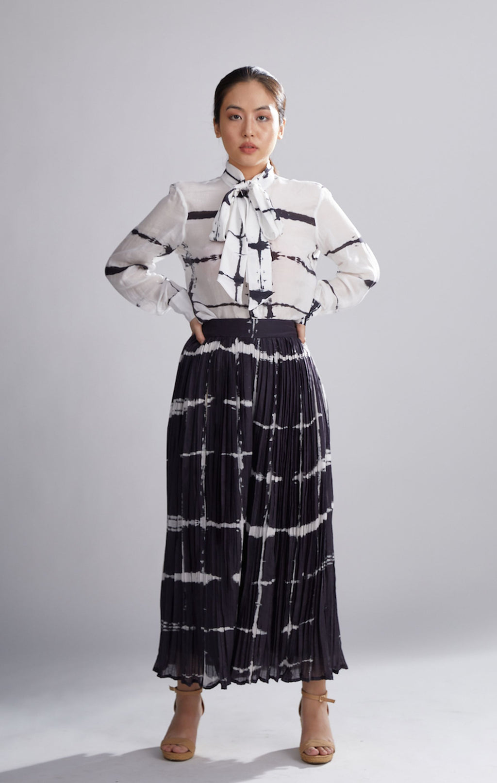 BLACK AND WHITE SHIBORI PLEATED PANTS – ShopKoai